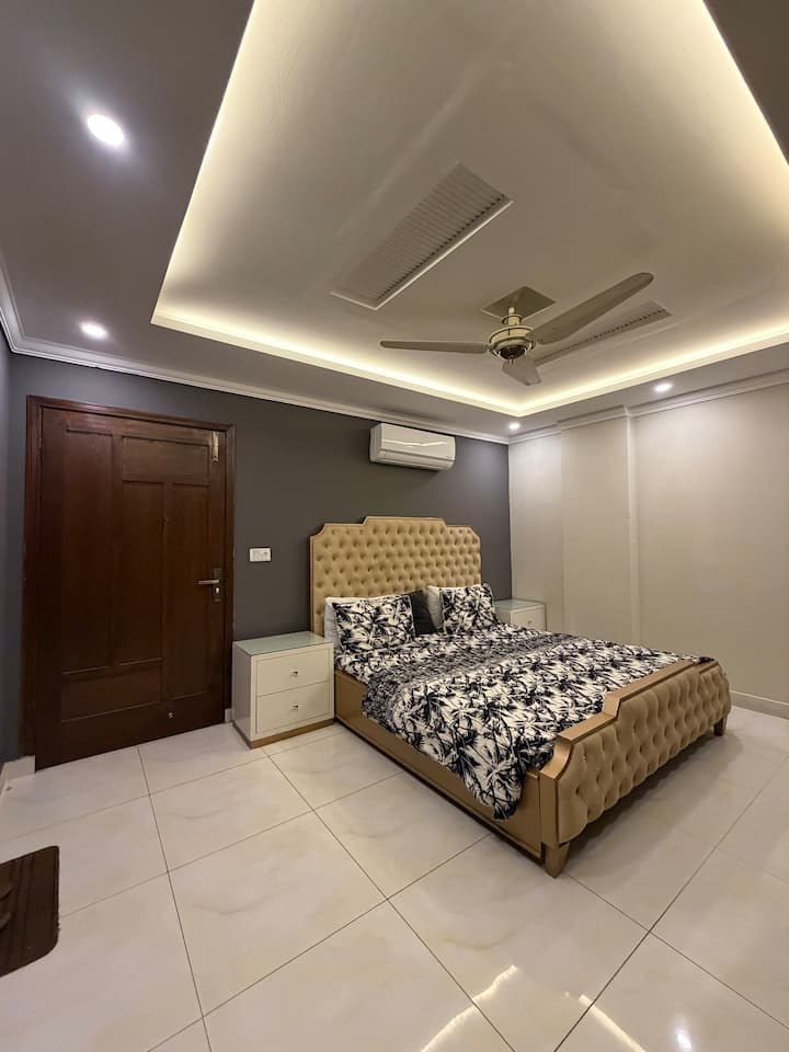 Eiffel Facing Comfy Elegant 1bhk - Lahore