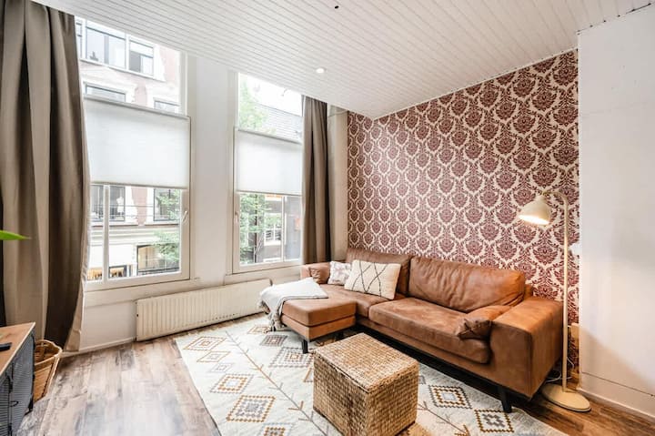 Canal View Apartment With Warm, Homely Feel - Amsterdam