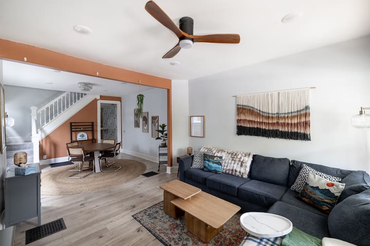 “Indy's Finest” Entire Modern Downtown Townhome - University Heights – Indianapolis
