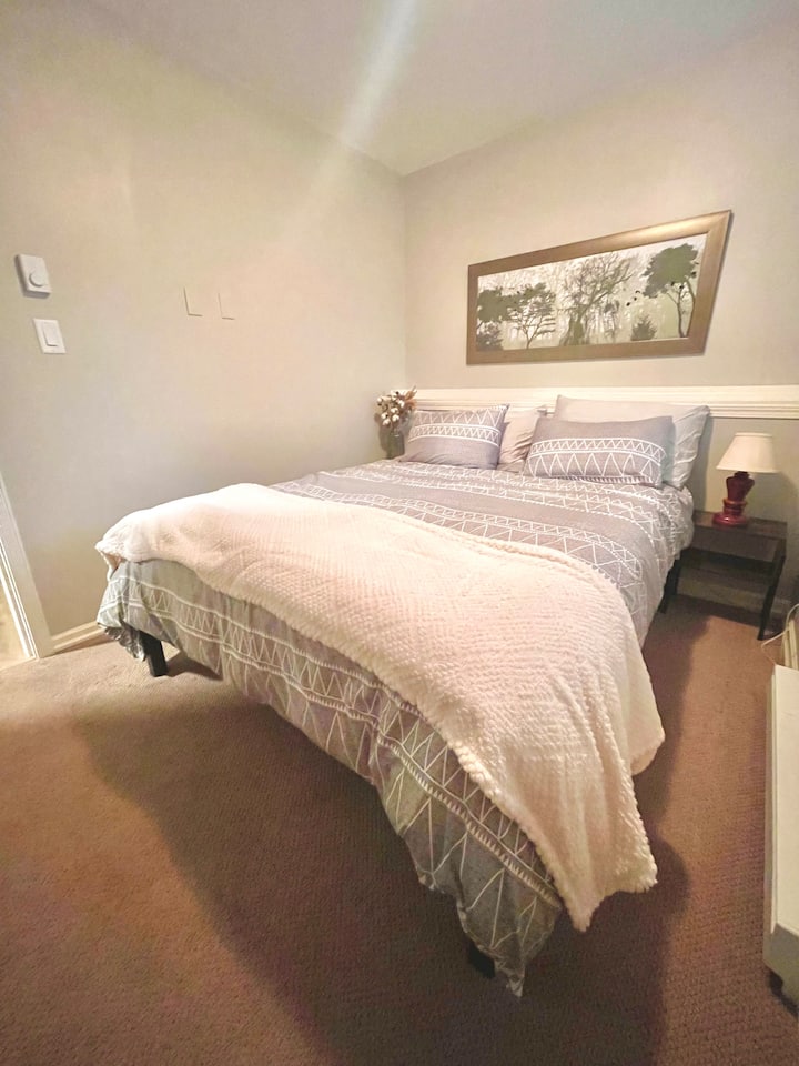 West Coast Comfort In The Heart Of Comox - Comox