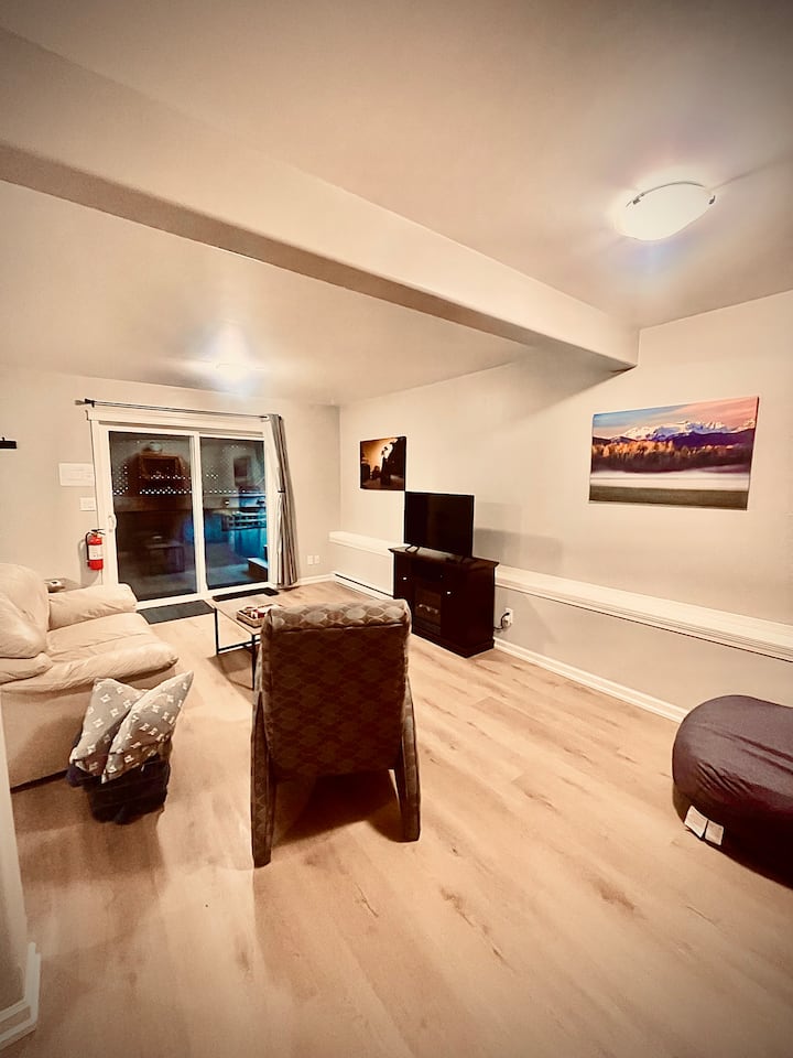 West Coast Comfort In The Heart Of Comox - Comox