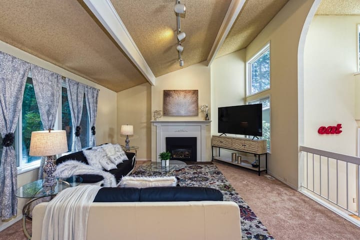 A Cozy, Spacious Home W/ Huge Yard & Family Life - Issaquah, WA
