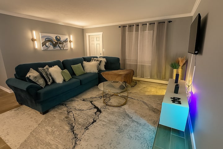 Luxe 4br With Backyard Near Tpa And Stadium - Tampa, FL