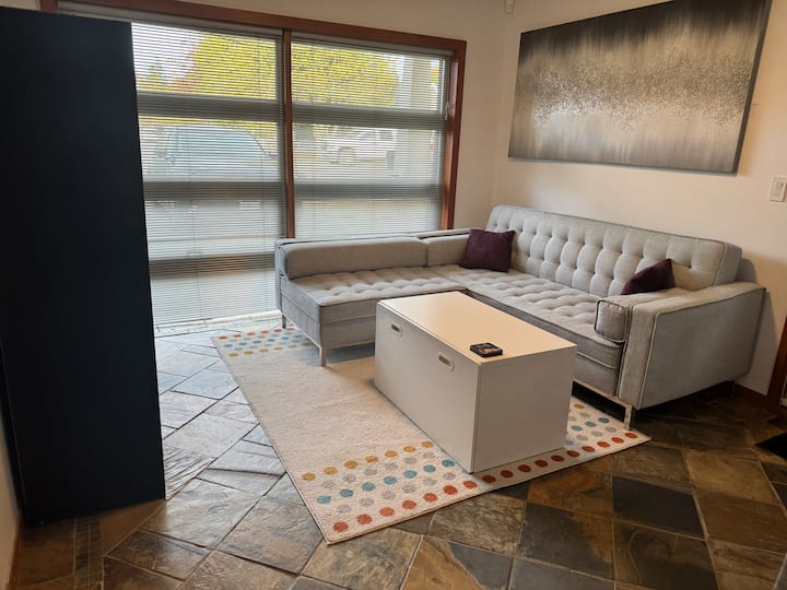 Cozy One-bedroom Guest Unit In Ladner. King-size - Delta