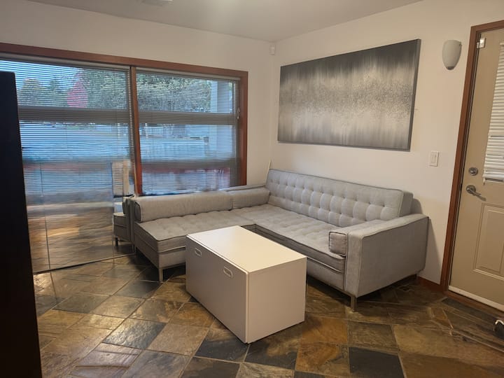 Cozy One-bedroom Guest House In Peaceful Ladner - Ladner