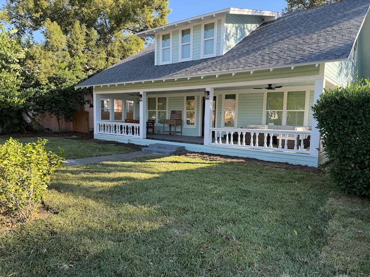 Downtown Tarpon Springs Historical Retreat - Tarpon Springs, FL