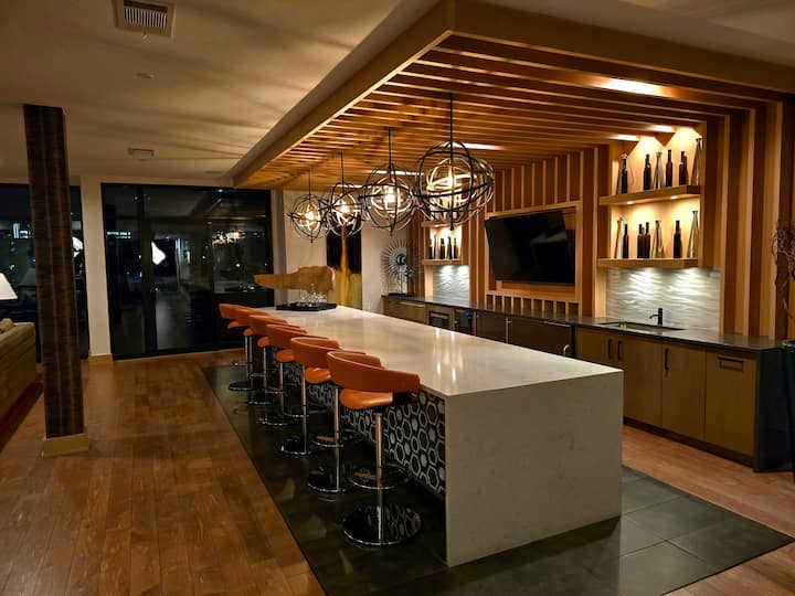 The Trendy Den | Music & Nightlife Nearby - Dallas, TX