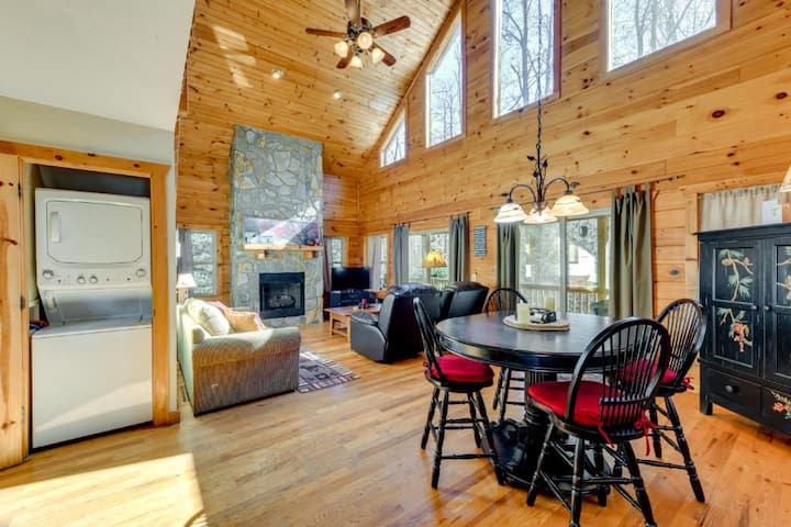 Creekside Cabin With Hot Tub And Fire Pit - Maggie Valley, NC
