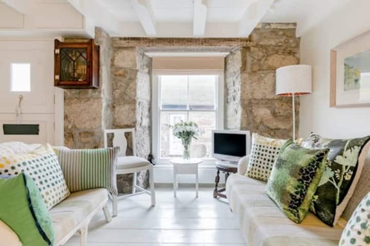 Interior Designed Harbour Home In Seaside Village - Mousehole
