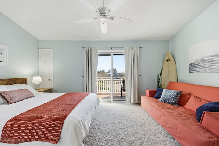 Cozy Condo In The Heart Of Vibe District - Virginia Beach, VA