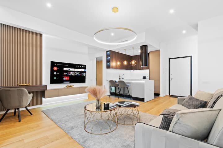 Metropolitan Elegance & Business: Queen Beds - 