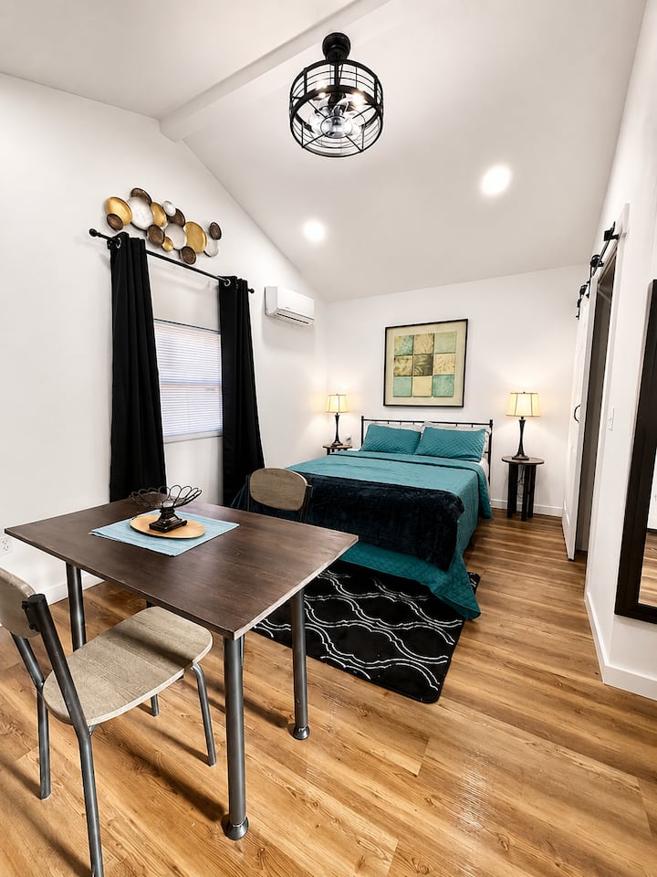 Black Gold Bungalow - Midland, TX