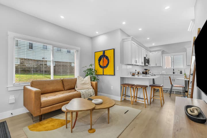 Modern Place | Downtown | Airport | City - Malden, MA