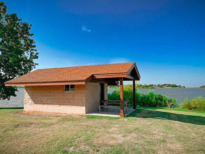 Cozy Lakeside Glamping Getaway - Hidden Cove Park - Little Elm