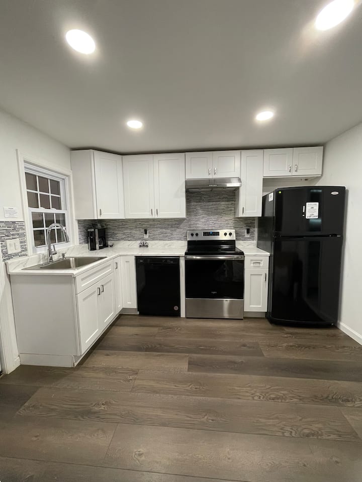 Lakeside Hideaway - Holbrook, NY