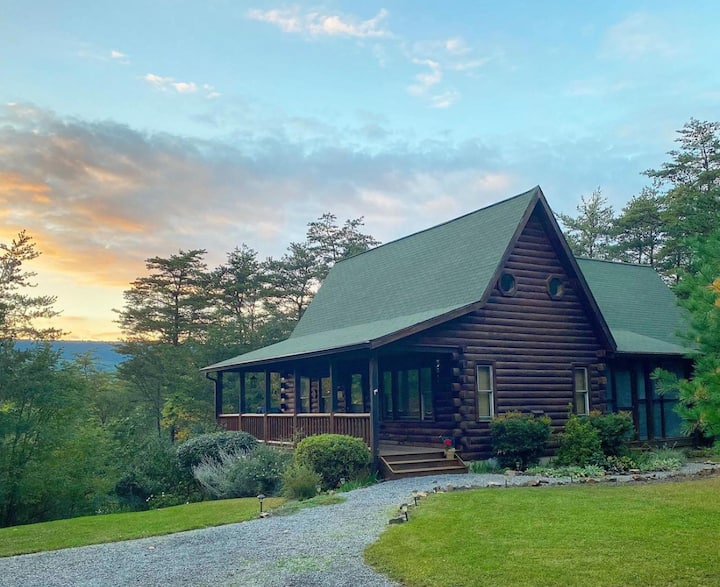 Retreat At Pineview ~ Spacious Log Cabin W/wi-fi - West Virginia