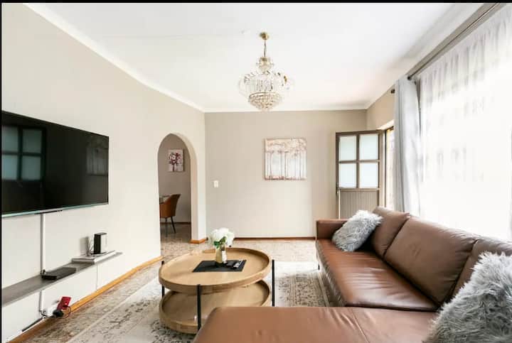 Spacious Guest House With A Huge Family Yard - Alberton