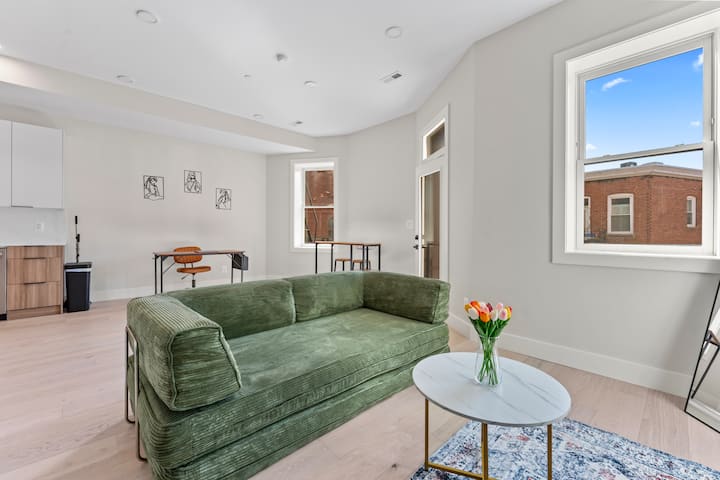 Gallery Flat Dupont Circle - Private Patio - Kent, Washington DC
