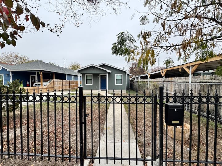 Cozy Home In San Antonio! - San Antonio, TX