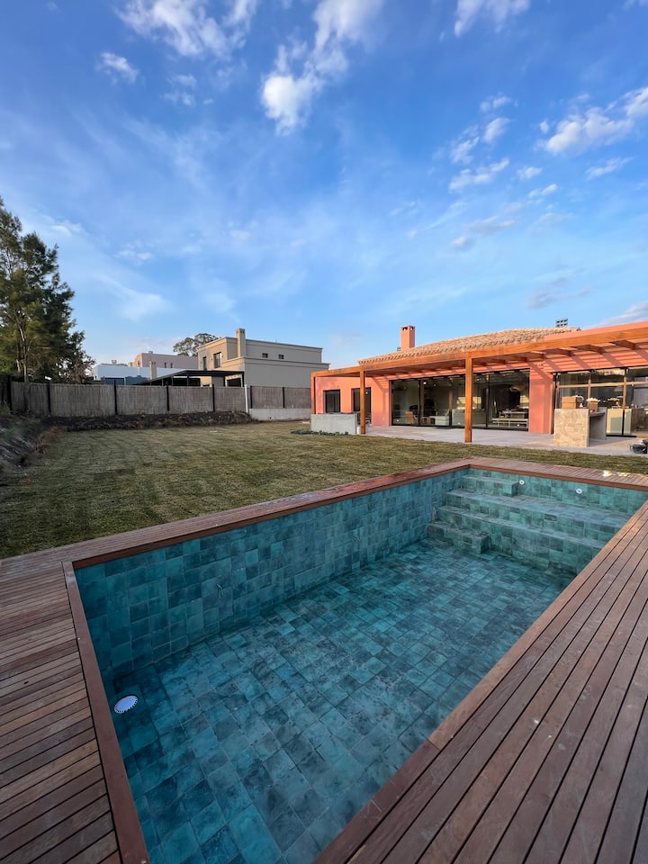 Casa Con Jardín Y Piscina En Barrio Los Olivos - Montevideo