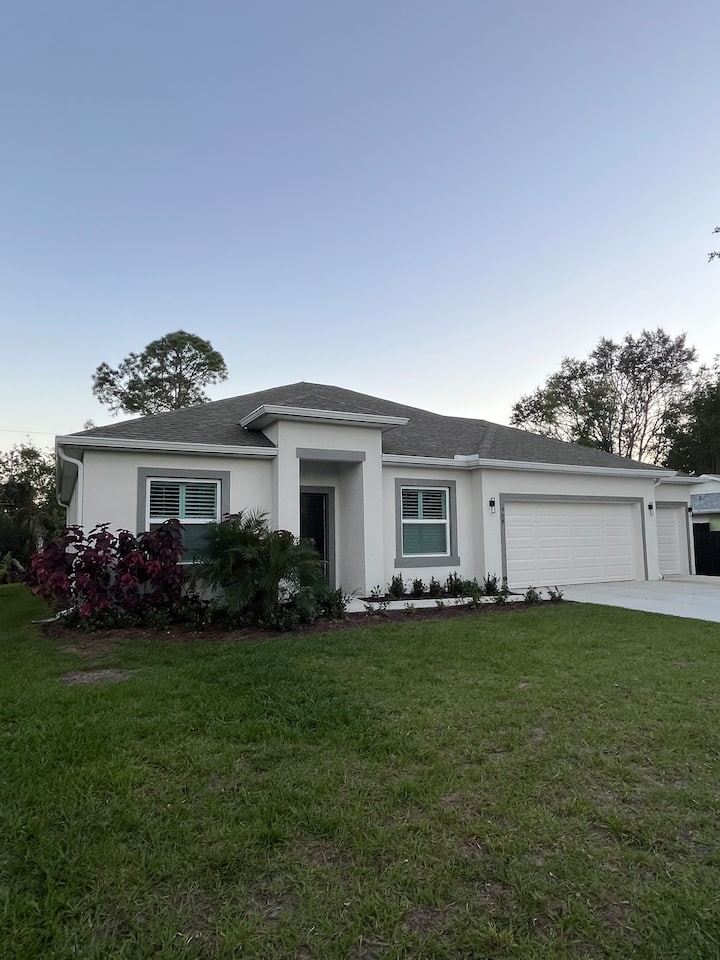 Boaters Paradise ~ 3 Car Garage Home. - Sebastian, FL
