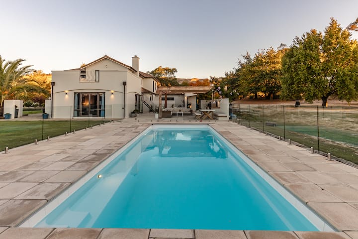 Indulge In Luxury: Views, Pool & Private Oasis - Blenheim