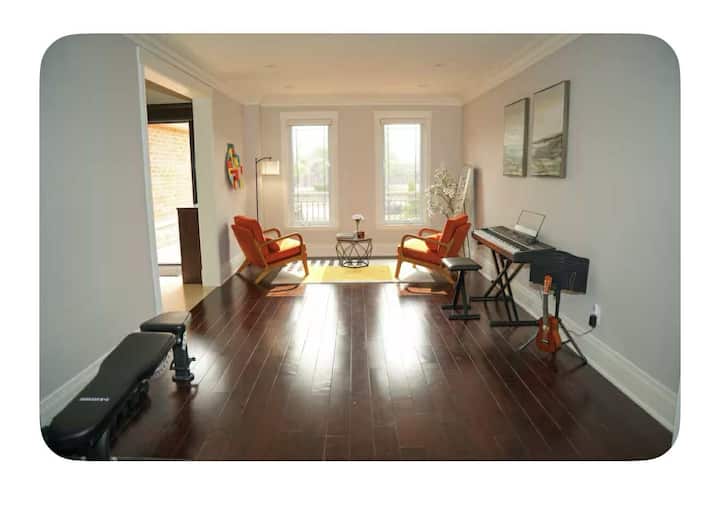 Welcome To Yr Spacious At 5-bedrooms Home - Vaughan