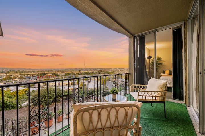 Luxe Stay: Seaworld, Airport, Downtown + Parking - San Diego