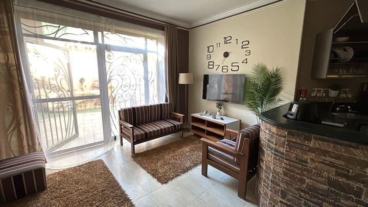 New Cairo Comfort Stay – 2br + Workspace - Lake View, IA