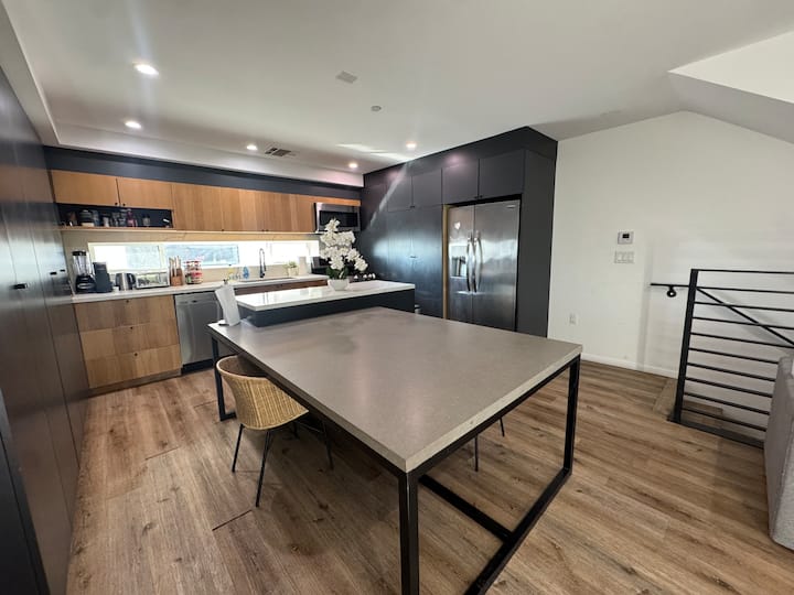 Perfect Spot For Groups/location, Parking & 5 Beds - West Hollywood, CA