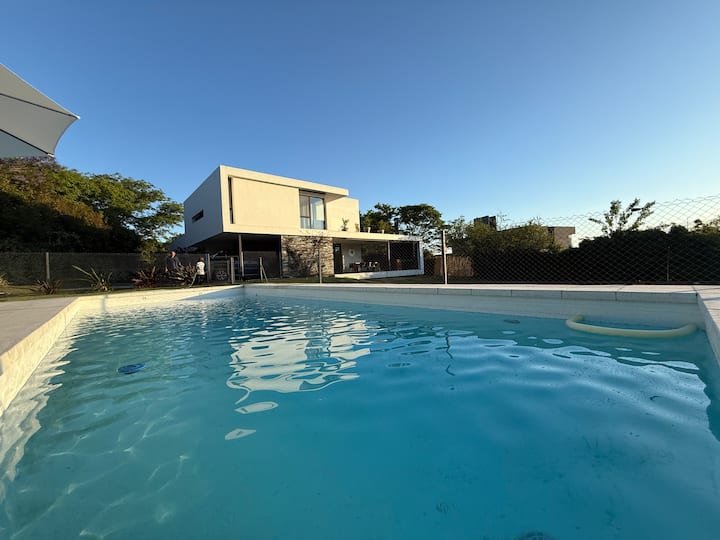 Casa Con Pileta Y Vista Barrio Cerrado Mendiolaza - Argentina