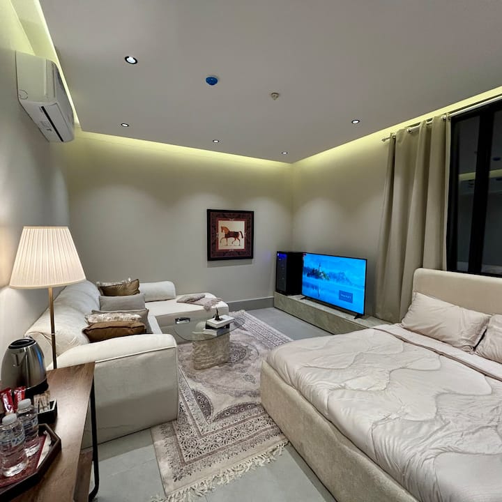 Studio | Stylish Stay W/ Queen Bed & Self-entry - Dammam
