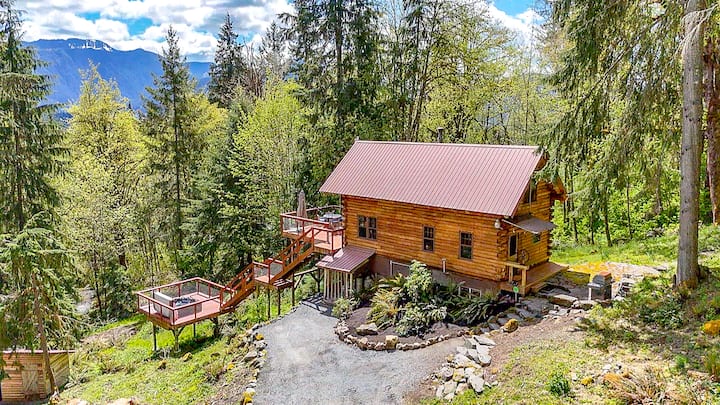 Tranquil & Private 2-bdrm Cabin W/ Hot Tub - Ashford, WA