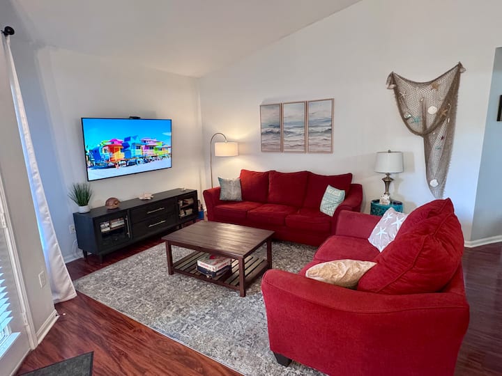 Resort-style Condo | Heated Pool | 10 Min To Beach - Clearwater, FL