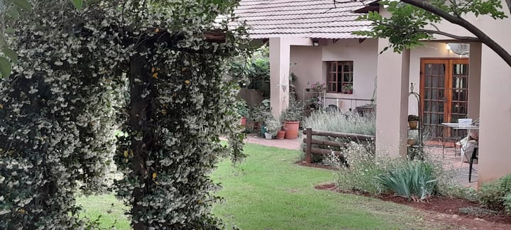 2 Br Peaceful Retreat - Private Garden, Spacious - Meyerton
