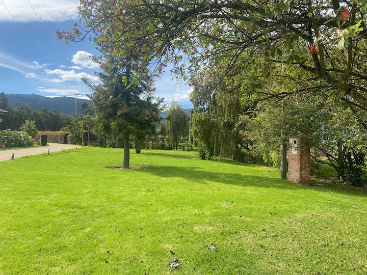 Casa Colonial Con Jardines Cerca A Catedral Sal - Cajicá