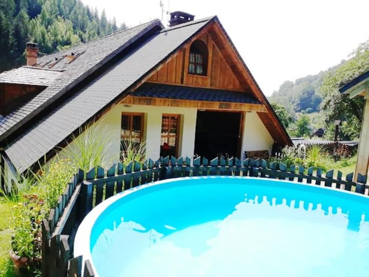 Klid A Relax V úDolí Malé Vesničky Obklopenou Lesy - Tchéquie