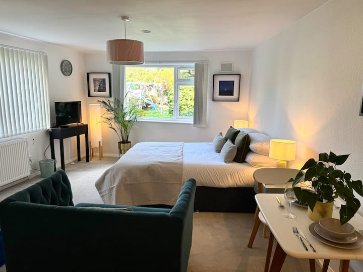 Worthing - Garden Pad Studio.
Free Street Parking - Steyning