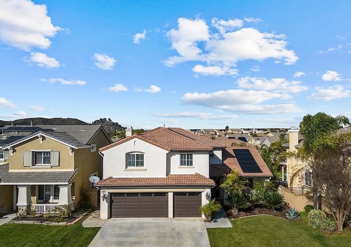 Pet-friendly 5br Home | Loft, Yard & Ev Charger - Murrieta, CA