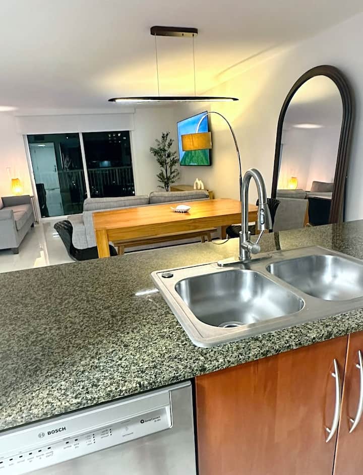 26th Fl Bay Views | Sleeps 6 | Free Parking + Pool - Miami, FL