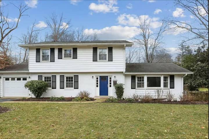 Beautifully Decorated 4 Bd Single-family Home - Fairfax, VA