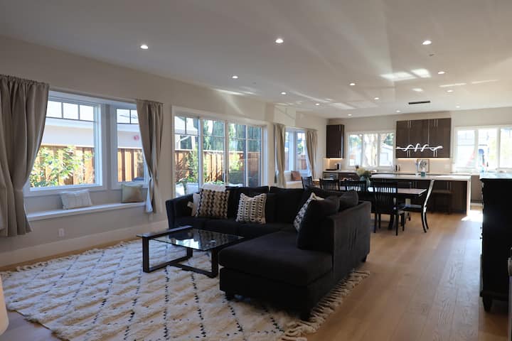 Luxurious Redwood City Home - 6 Bed - Sleeps 14 - Menlo Park, CA
