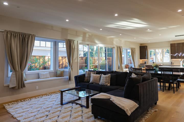 Luxurious Redwood City Home - 6 Bed - Sleeps 14 - Redwood City, CA