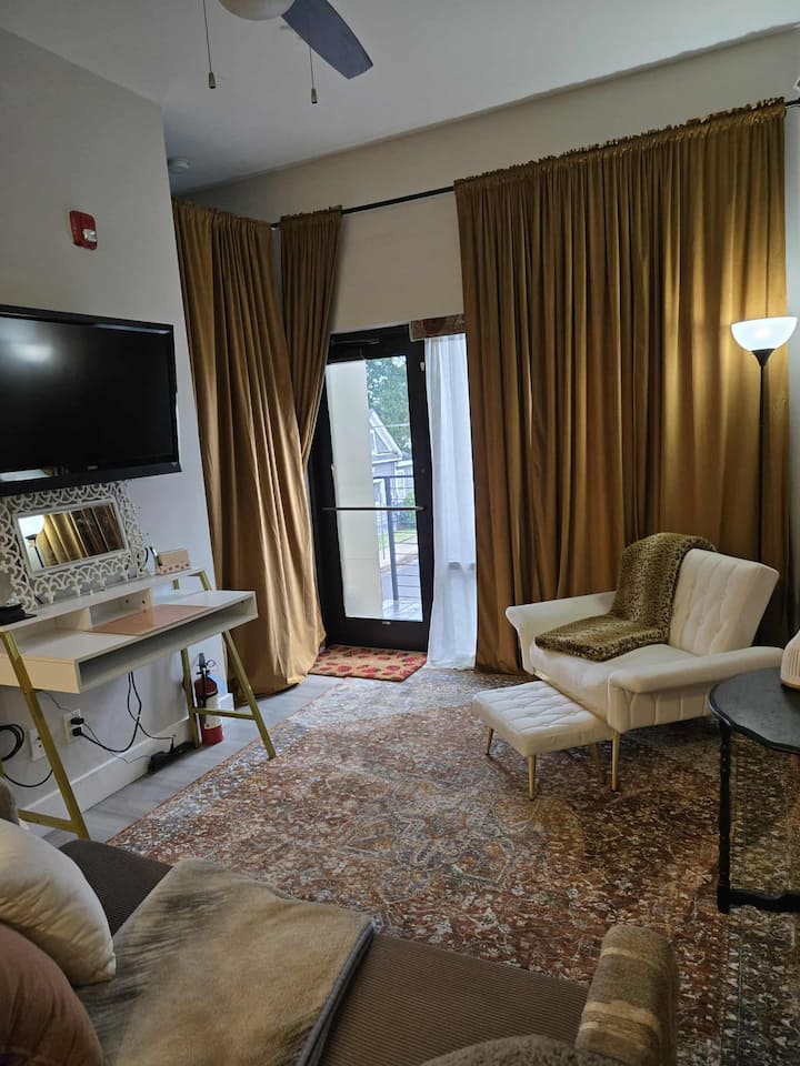 Modern Midtown Studio W/ Balcony & Gated Parking - Memphis, TN