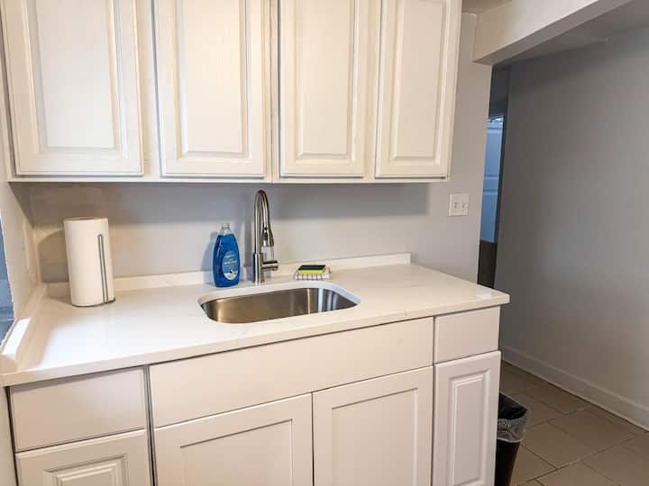 Cozy Basement Apartment With Backyard & Laundry - Chicago, IL