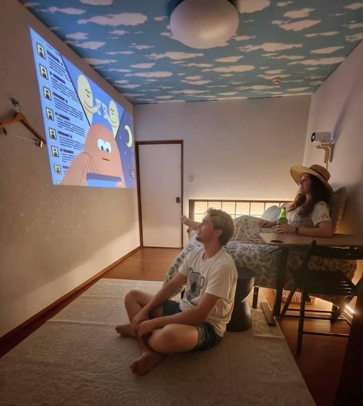 ふわふわベッドでホームシアター。人懐っこい猫と柴犬のいる、天然温泉の家でホームステイ - Beppu