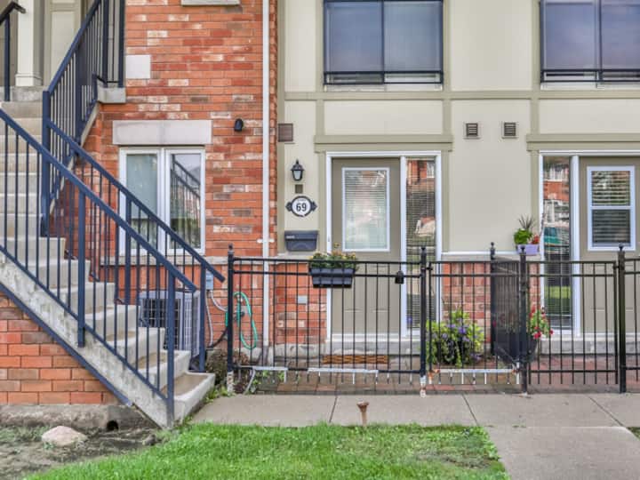 Stylish 1 Bedroom 1 Bathroom Condo In Markham. - Markham