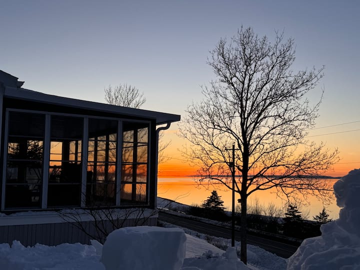 Irish Vale Retreat Where Eagles Soar By The Lake - Cape Breton Island