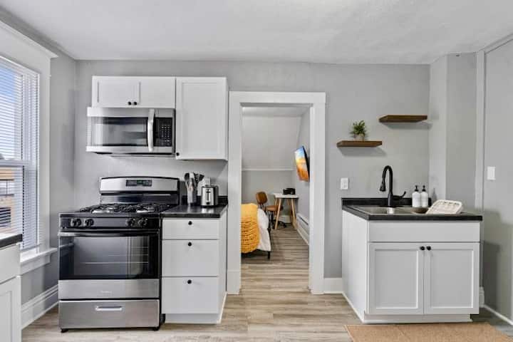 Sunlight Studio • Bright Studio With Full Kitchen - Niabi Zoo, Coal Valley