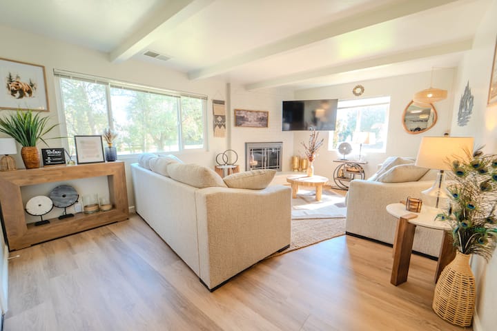 10 Min Sequoia| Fire Pit | Modern Kitchen|forested - California